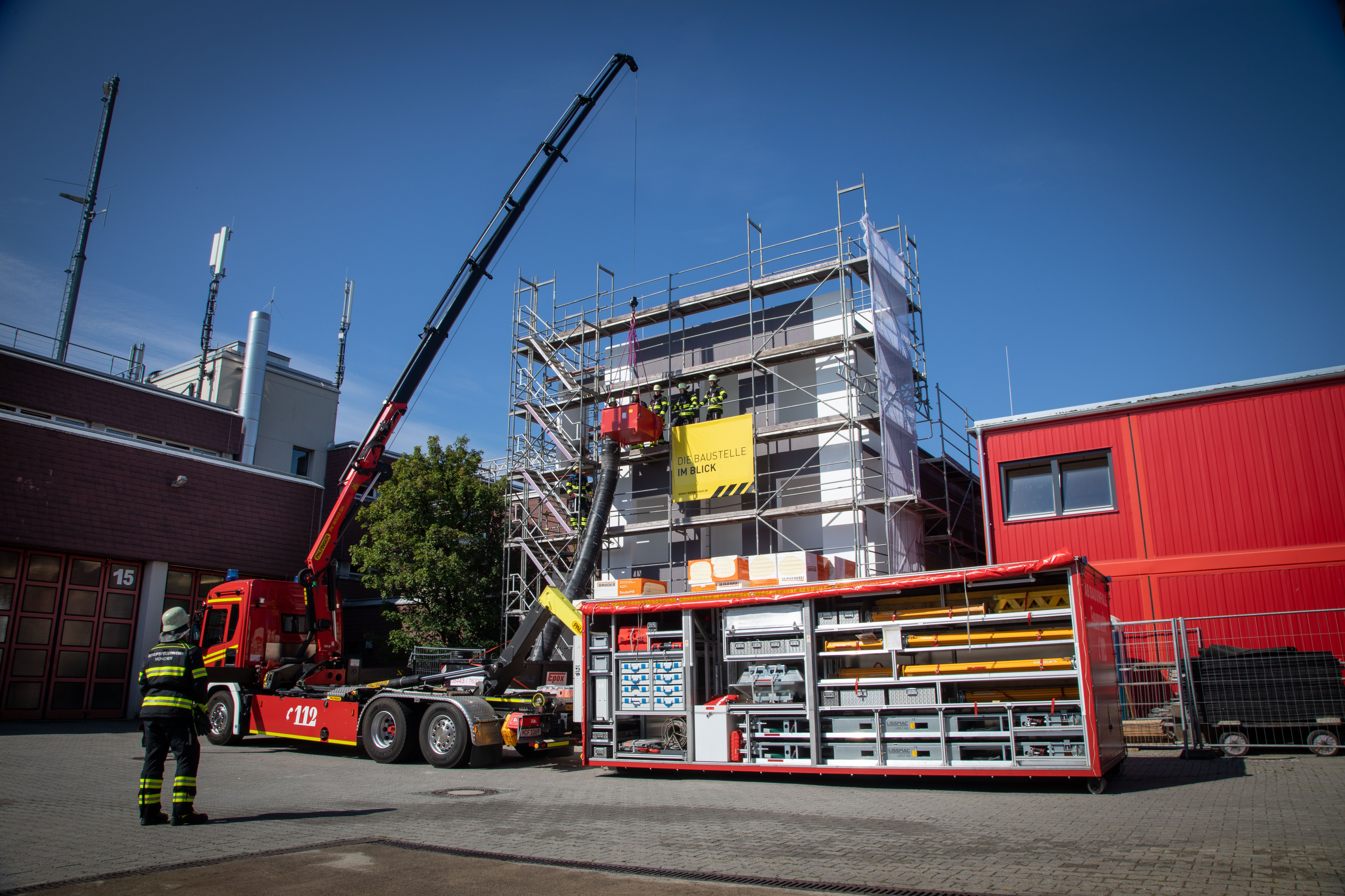 WLF-Kran der Berufsfeuerwehr München im Einsatz